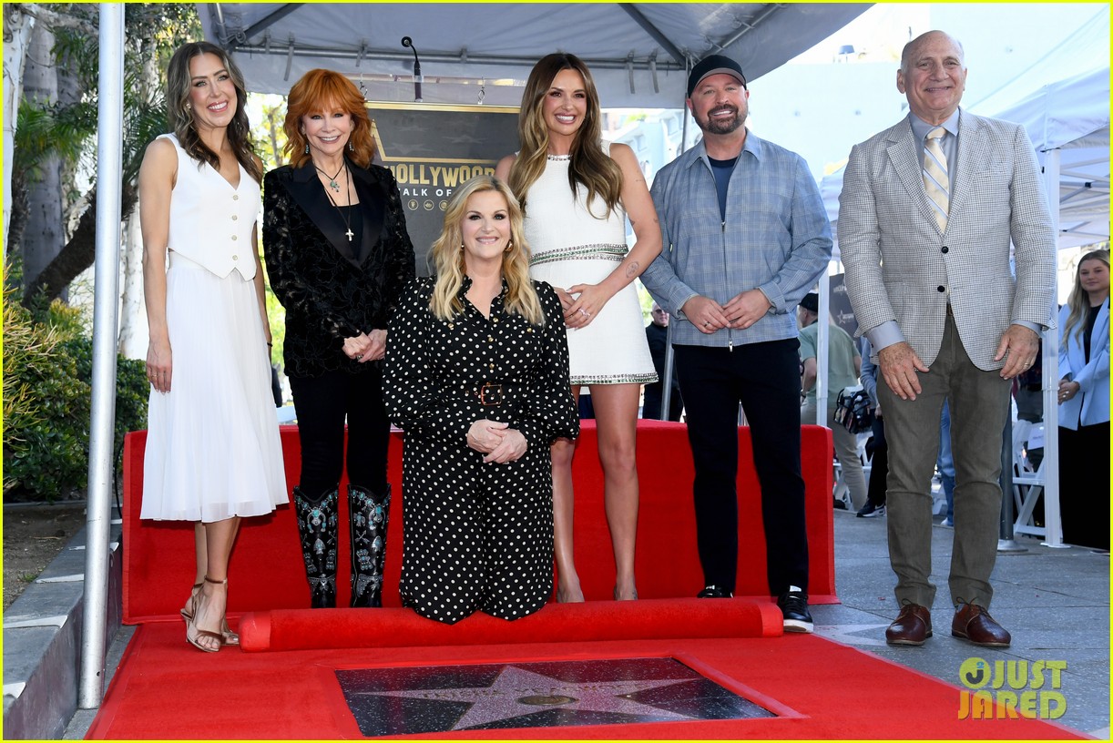 Reba McEntire, Garth Brooks and Carly Pearce Help Cement Trisha ...